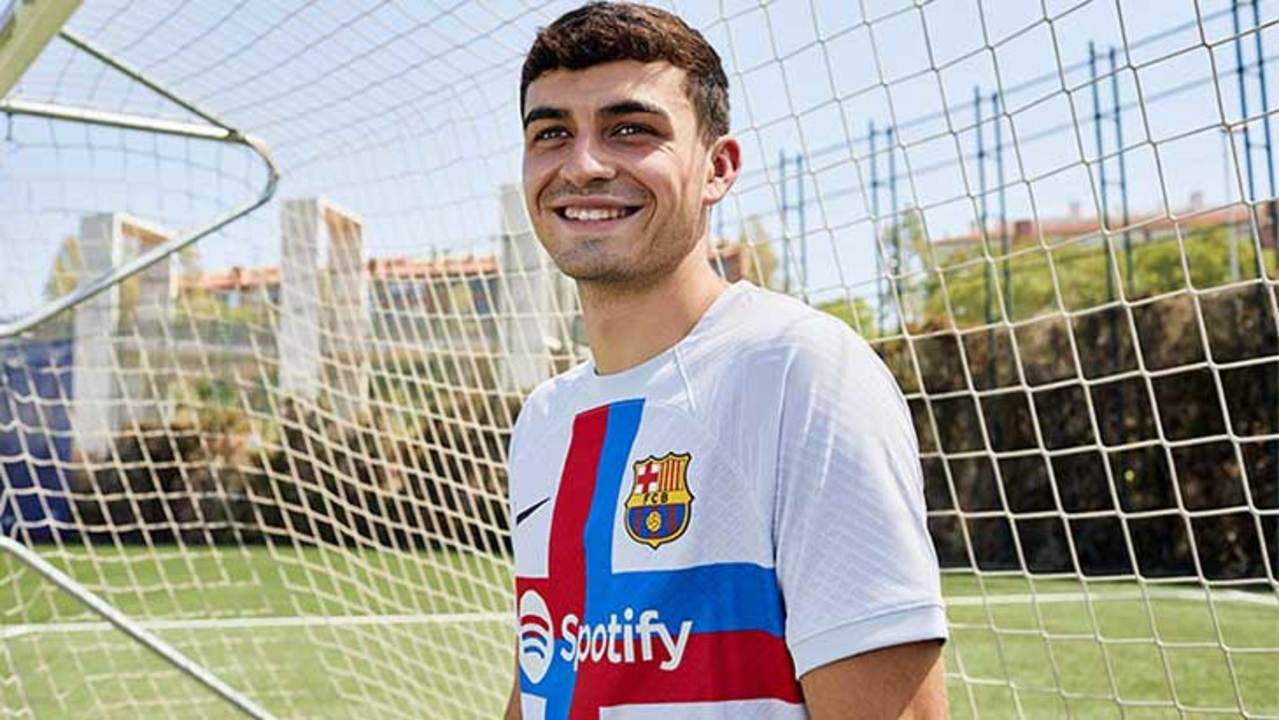 Le Barça dévoile son troisième maillot pour 2022-2023