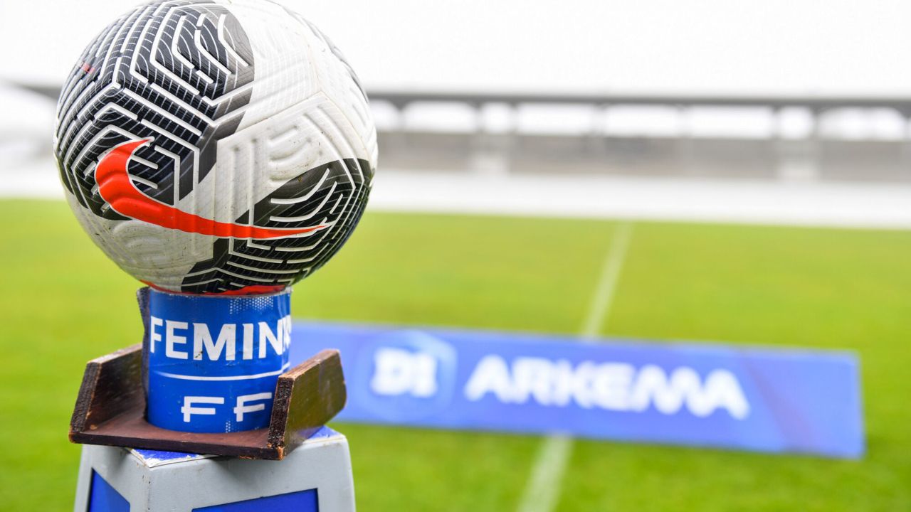 Foot féminin : quand un technicien de la FFF TV craque en plein match ...