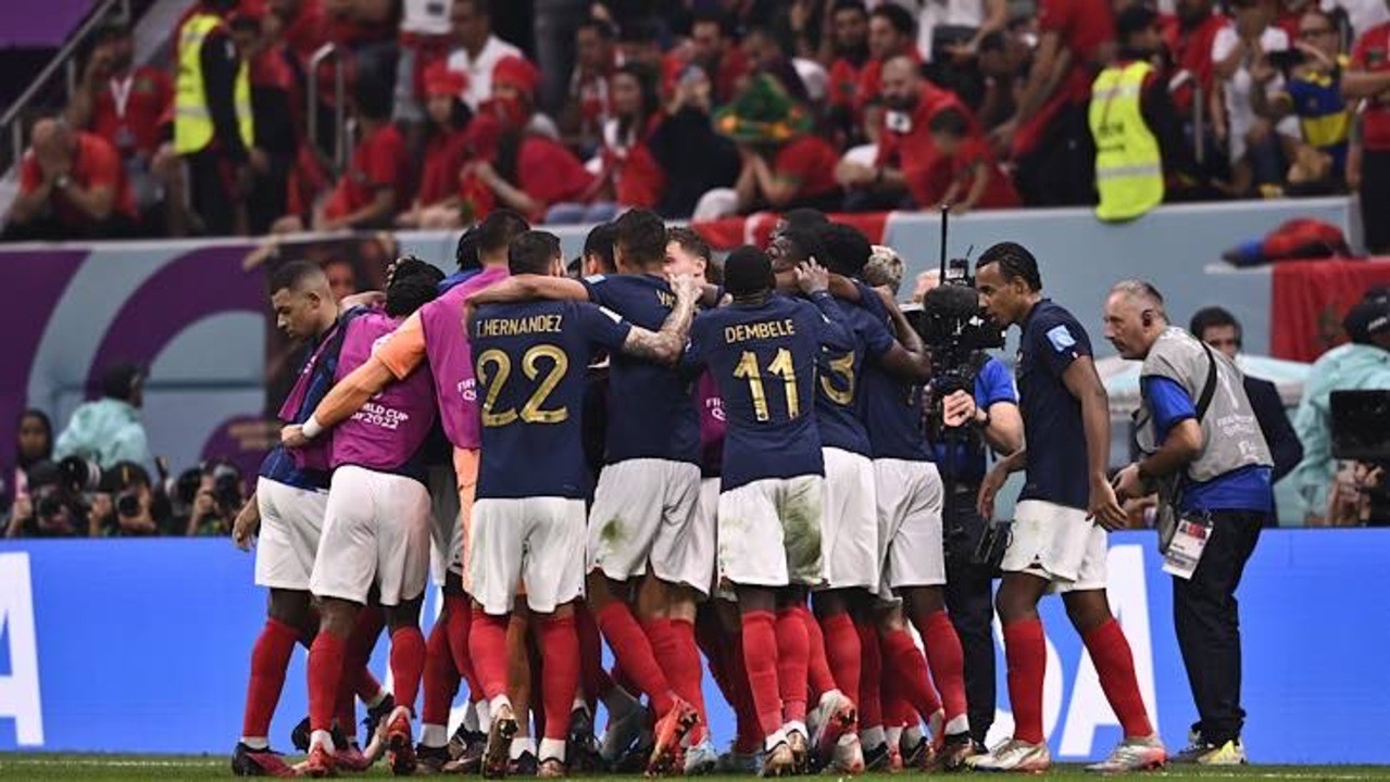 La joie des Bleus dans le vestiaire après France-Maroc (2-0)