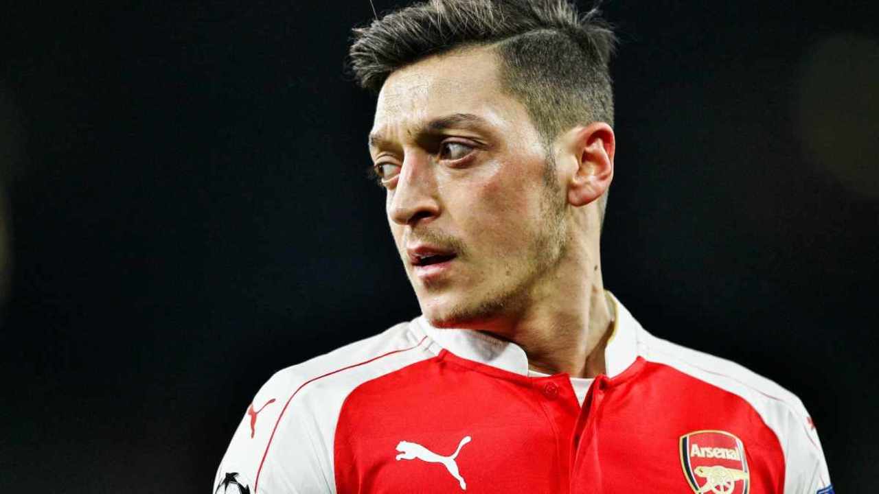Officiel : Mesut Özil arrête sa carrière