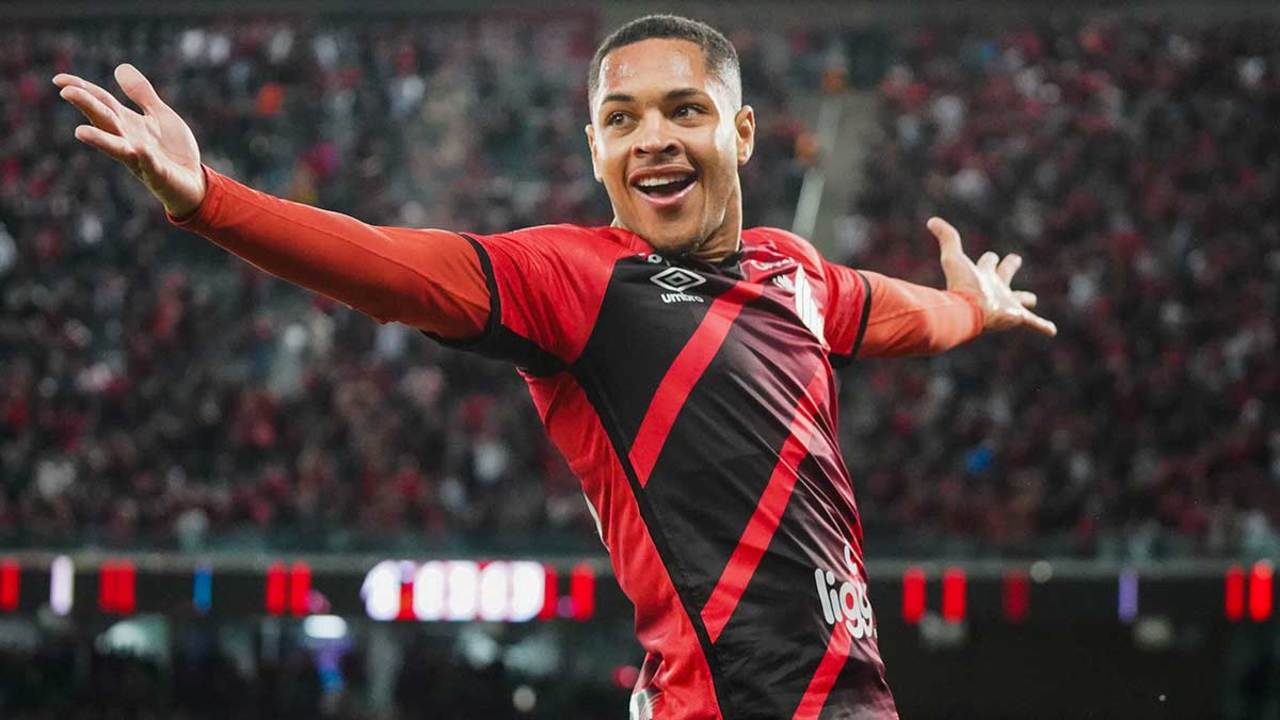 Vitor Roque, le crack brésilien que se disputent le PSG, le Barça et ...