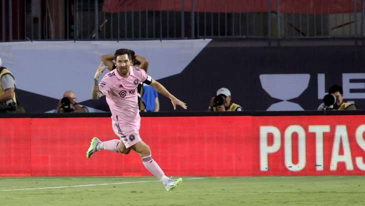 Vidéo : le commentateur américain s’enflamme sur le coup franc de Messi